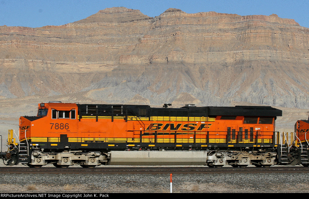 BNSF 7886